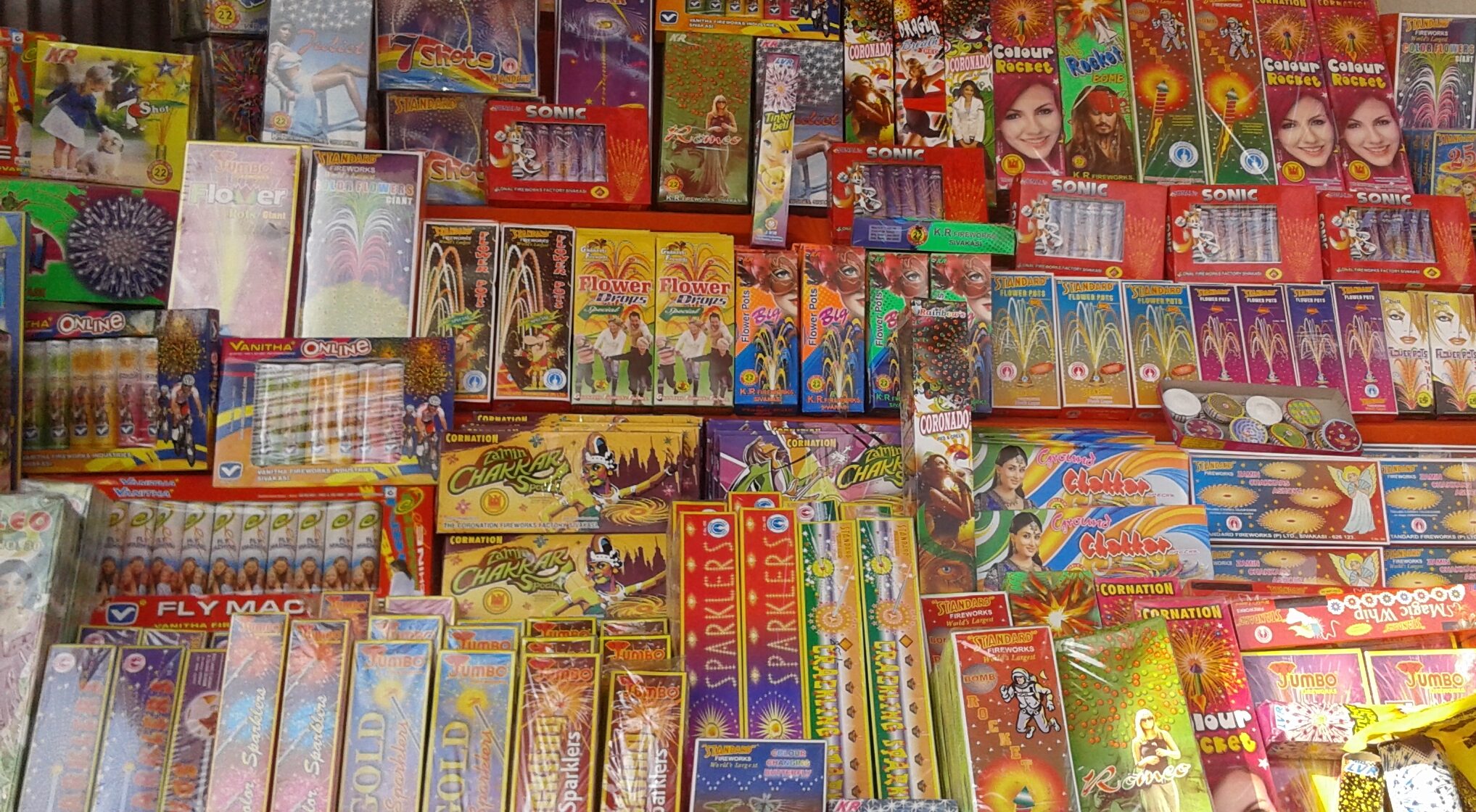 बाजार पेठेत विविध प्रकारच्या फटाके दाखल - Krushival