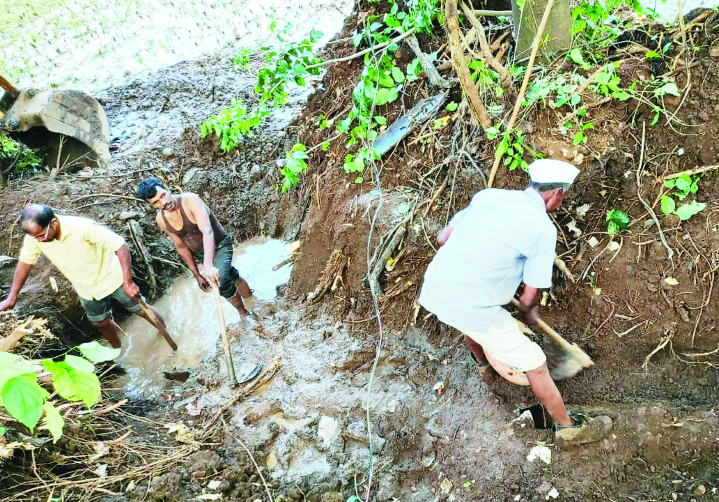 नागोठण्यात एमआयडीसीची जलवाहिनी फुटली - Krushival