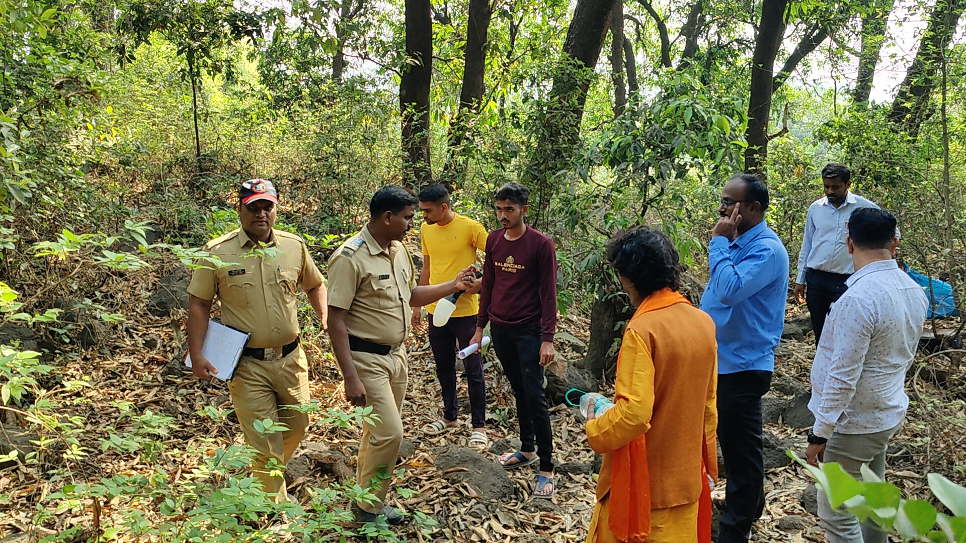 रायगड हादरले! घनदाट जंगलात पेट्रोल टाकून महिलेचा खून - Krushival