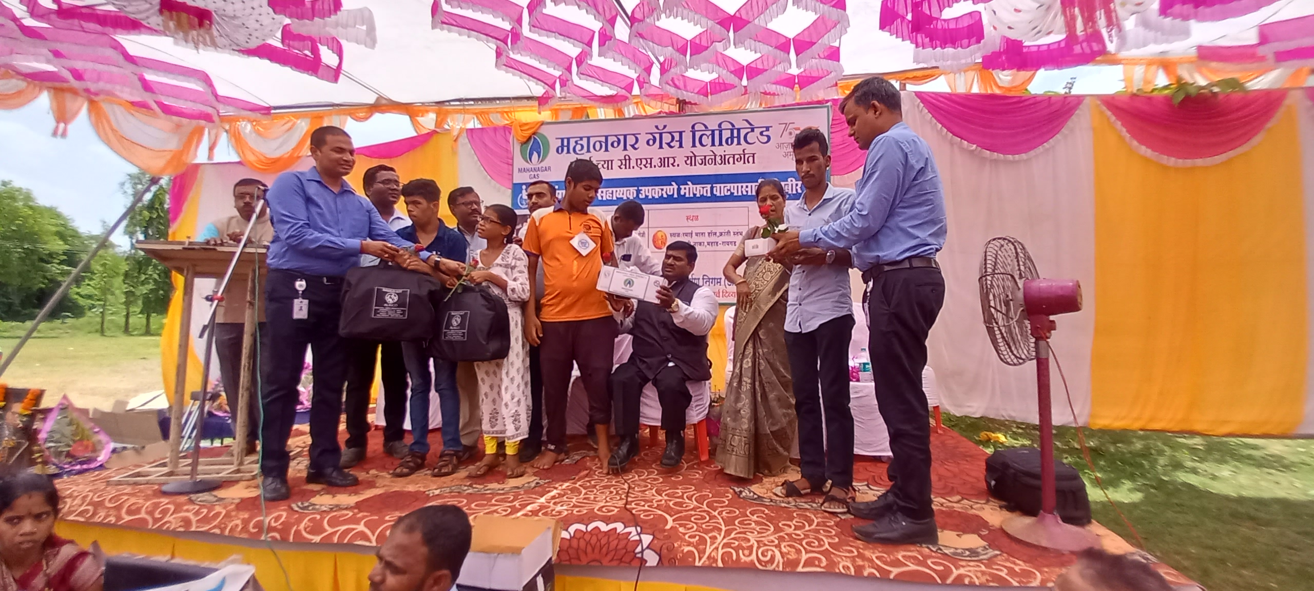 दिव्यांग व्यक्तींना कृत्रिम साधने, साहित्याचे वाटप - Krushival