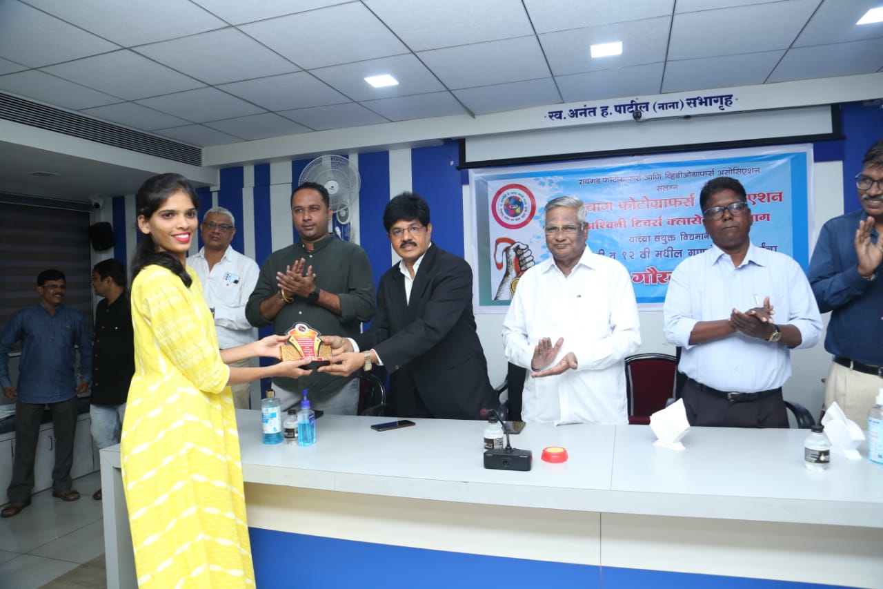 दिव्या खडपे कोरोनायोद्ध्याने सन्मानित - Krushival