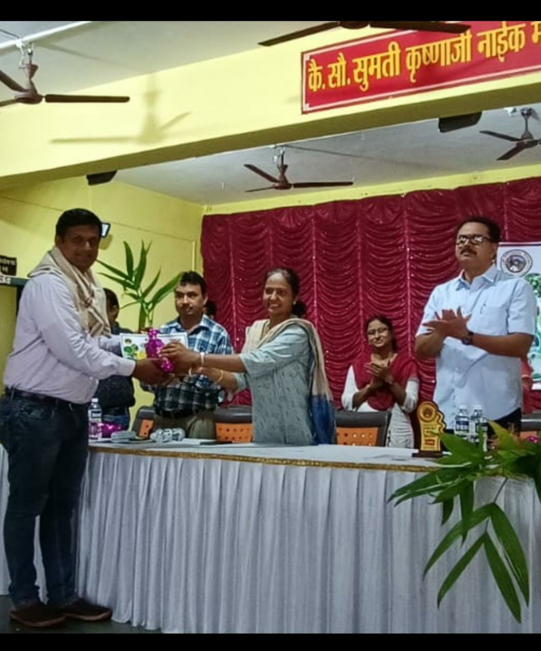 कृषी सहाय्यक व प्रगतशील शेतकर्‍यांचा सत्कार - Krushival