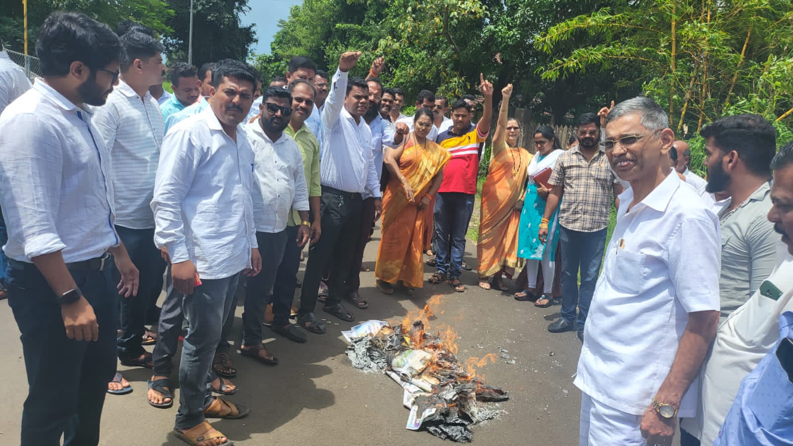 बंडखोराचे बगलबच्चे पिसाळले - Krushival