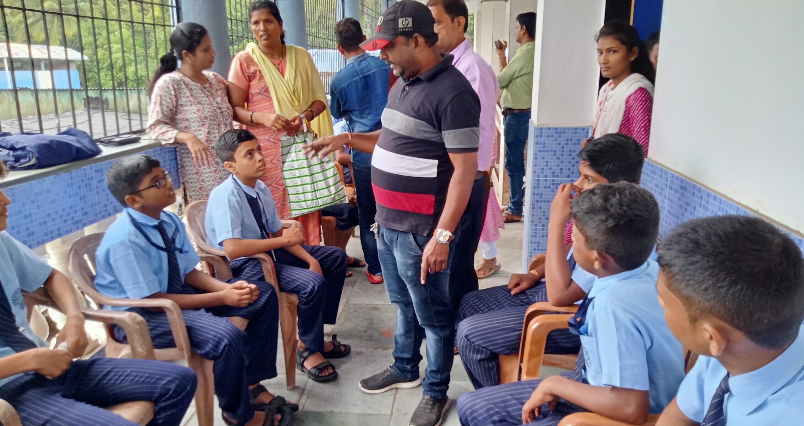 धक्कादायक! शाळेची फि न भरल्याने विद्यार्थ्यांना बसविले वर्गाबाहेर ...