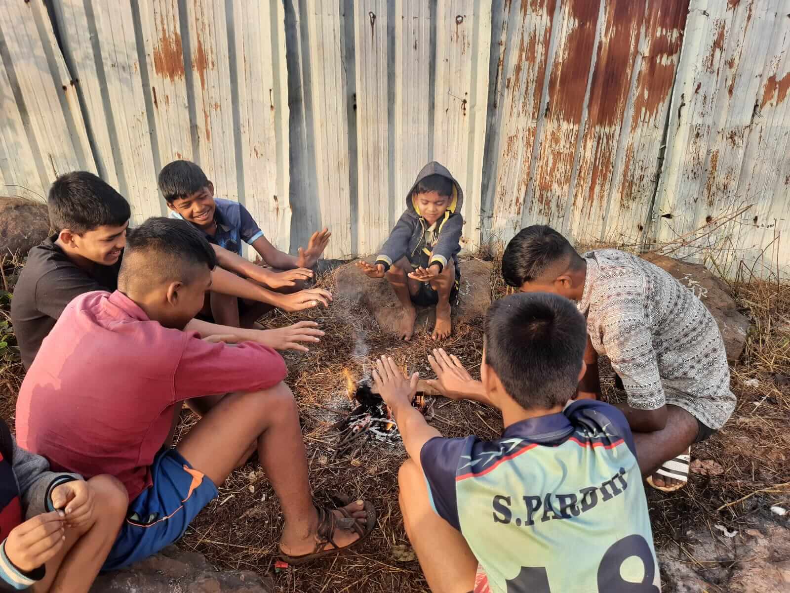 रायगडात गुलाबी थंडीत शेकोटीची ऊब न्यारी - Krushival