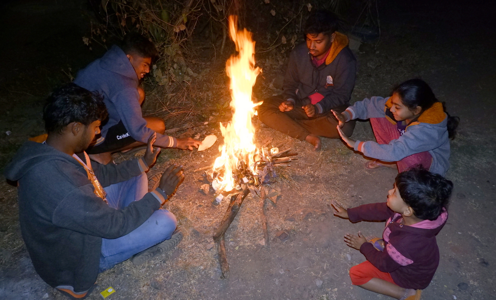 रायगडात थंडीचा कडाका; जागोजागी पेटल्या शेकोट्या - Krushival