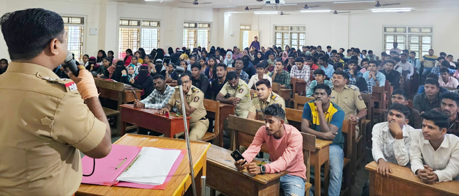 विद्यार्थ्यांना सायबर सुरक्षेचे धडे - Krushival