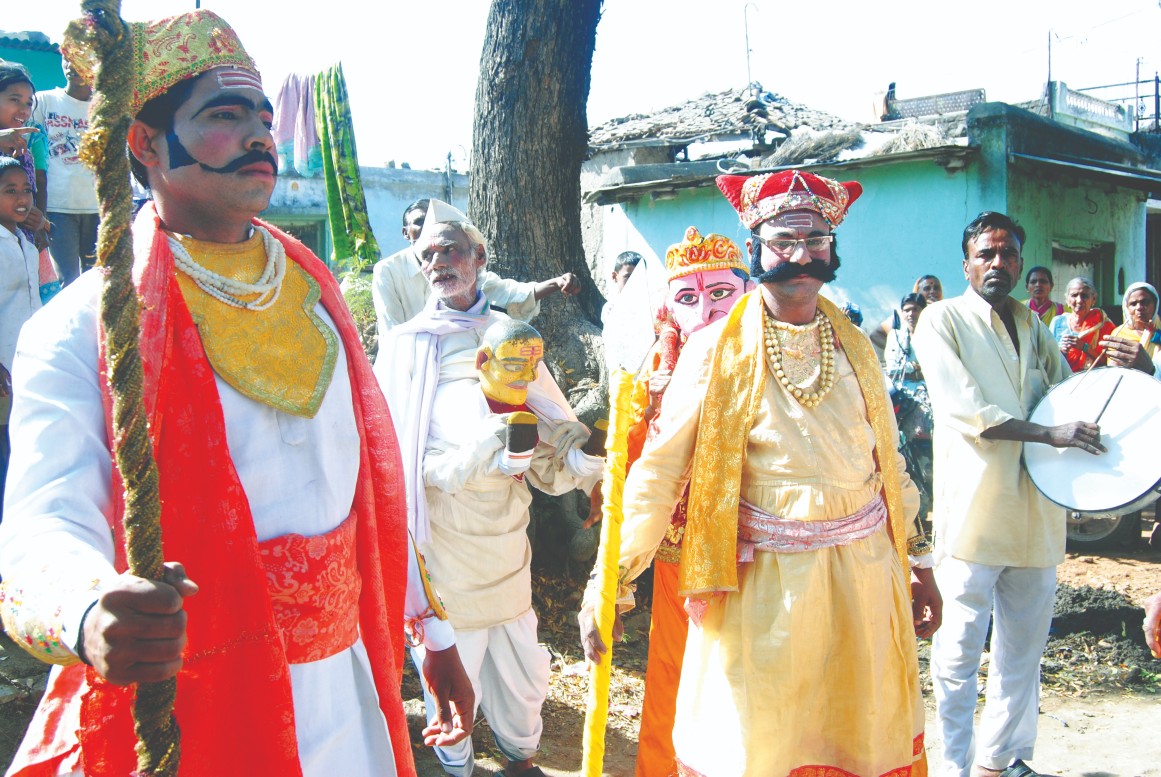 बहुरूपींवर उपासमारीची वेळ - Krushival