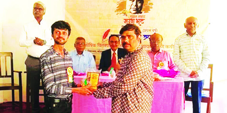 योगेश दवटे यांना गझलकार पुरस्कार - Krushival