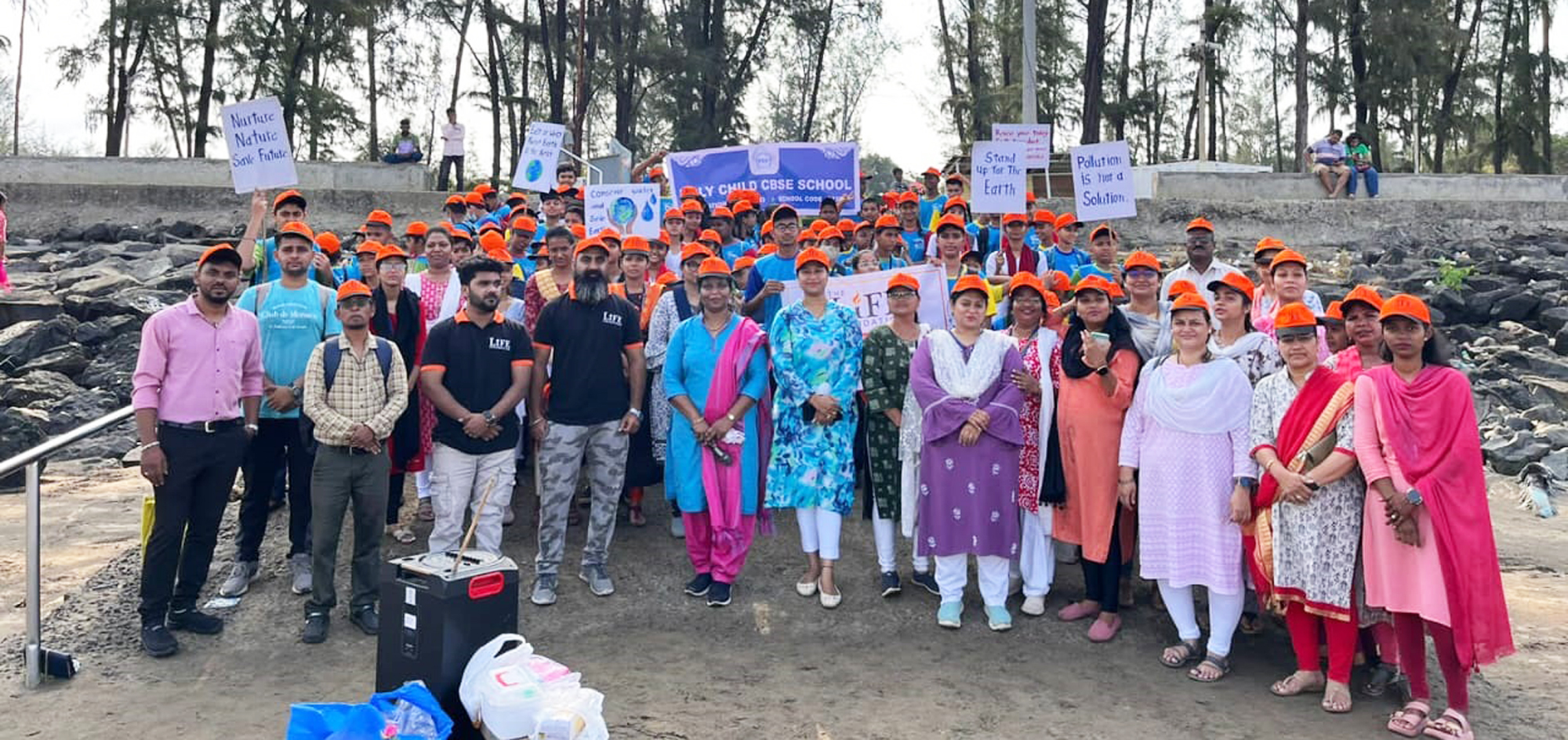 वरसोली समुद्रकिनारी स्वच्छता अभियान - Krushival