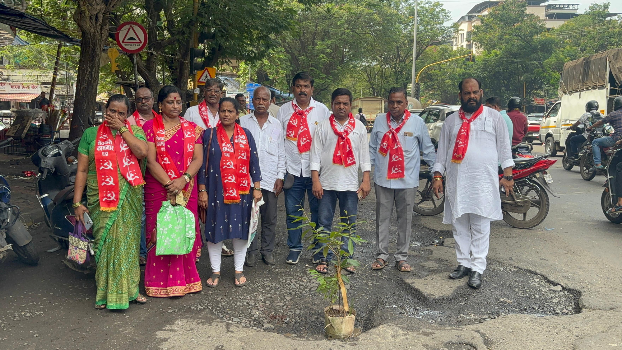 पनवेलच्या रस्त्याचा वाजलाय बँडबाजा - Krushival